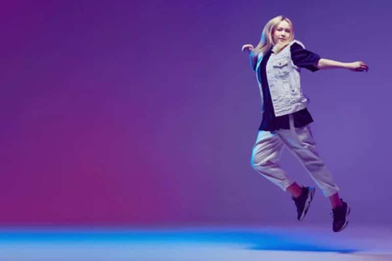 18 Popular Dance Moves Everyone Tried in the 90s