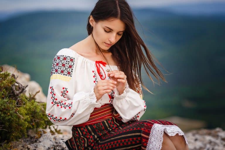 17 Boomer Fashion Trends That Came Back in Style